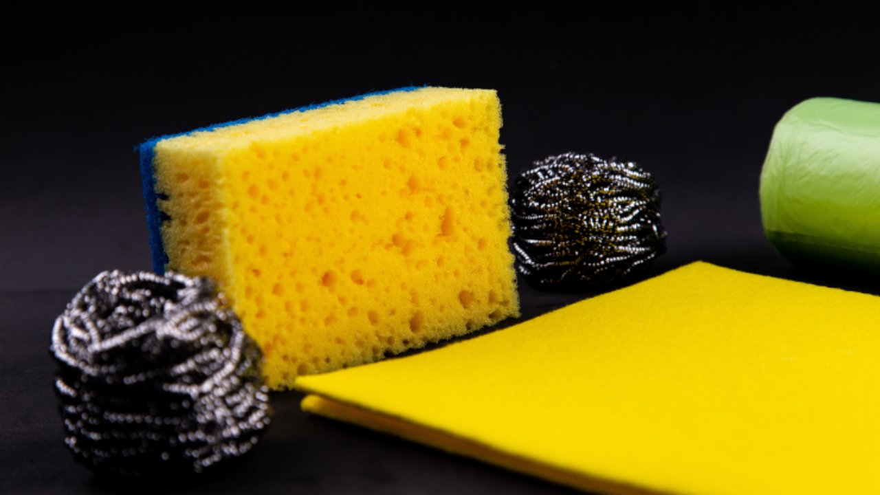 Spugna da cucina: è pericolosa, cosa in molti non sanno