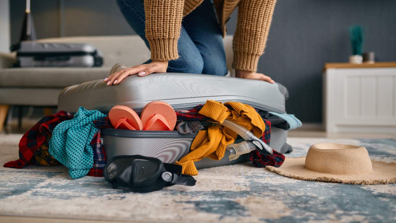 Perché non dovreste mai disfare la valigia in casa (ma fuori)