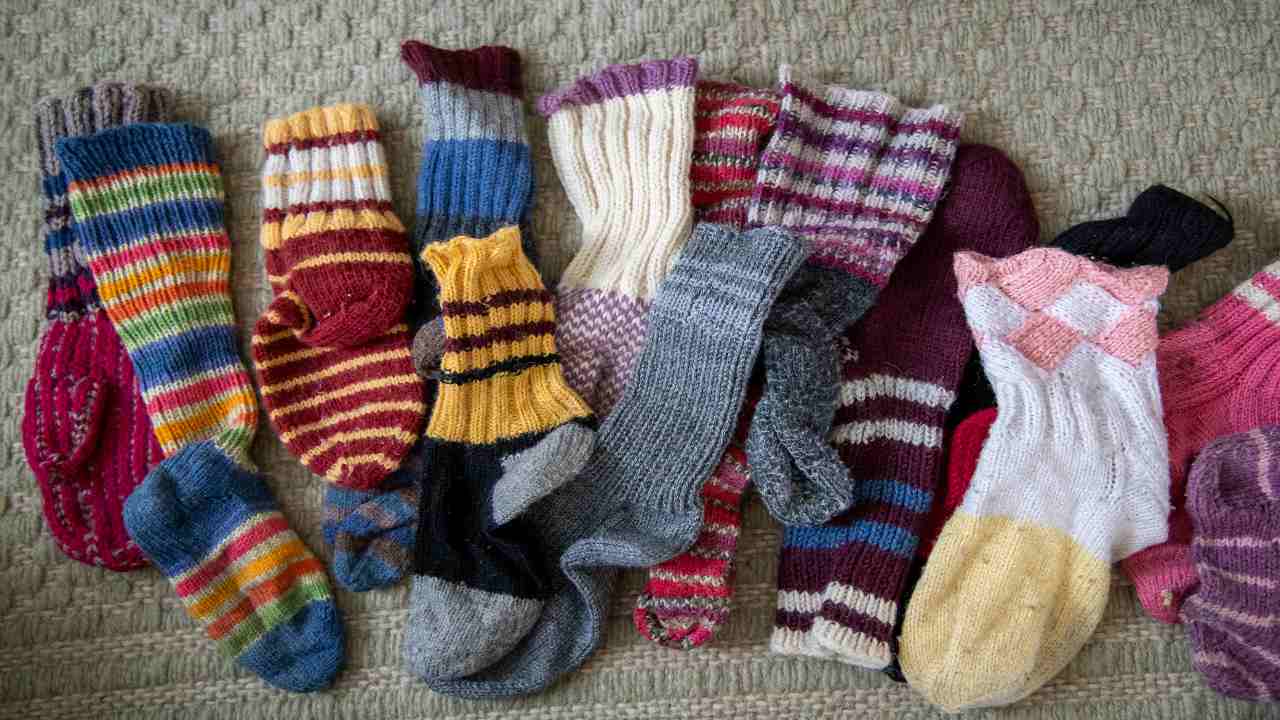 Non gettare i calzini bucati o spaiati: ecco cosa puoi farci