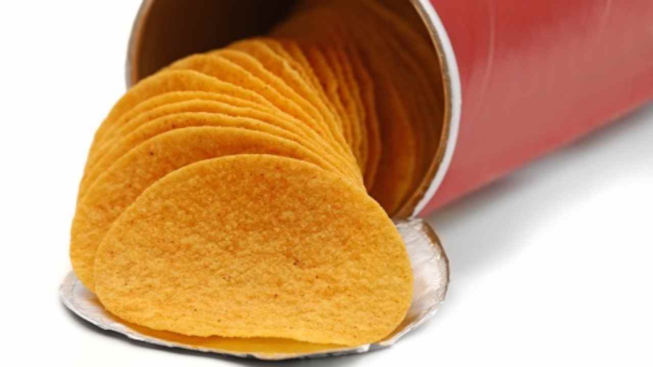 Non gettare il tubo delle patatine: puoi creare un capolavoro