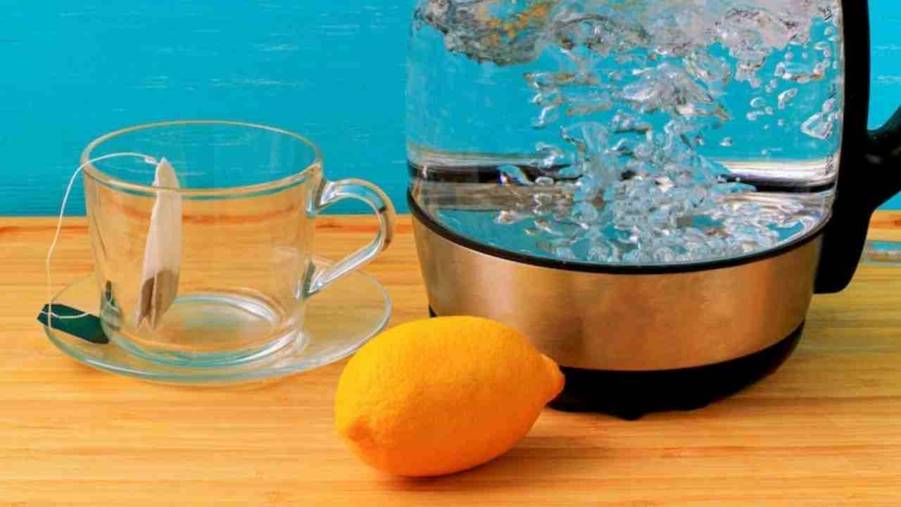 Bevi acqua calda con buccia di limone: l'effetto ti sorprenderà