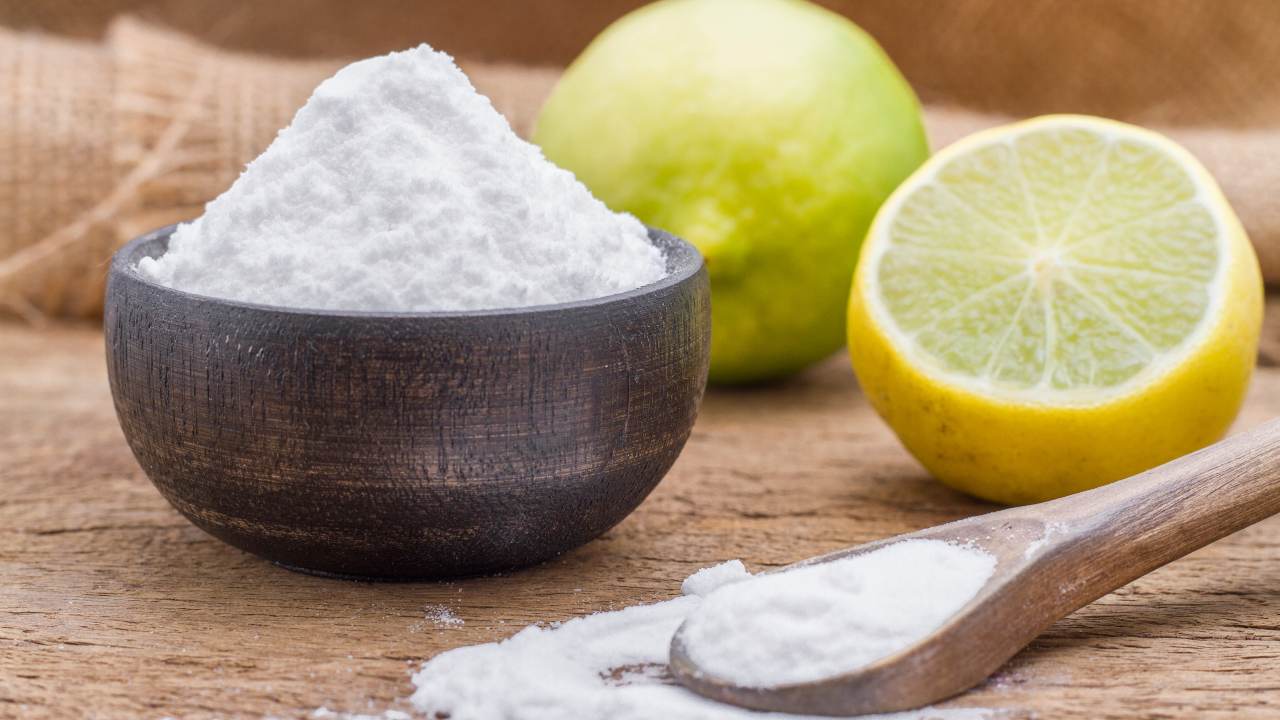 Sai cosa succede se bevi limone e bicarbonato?