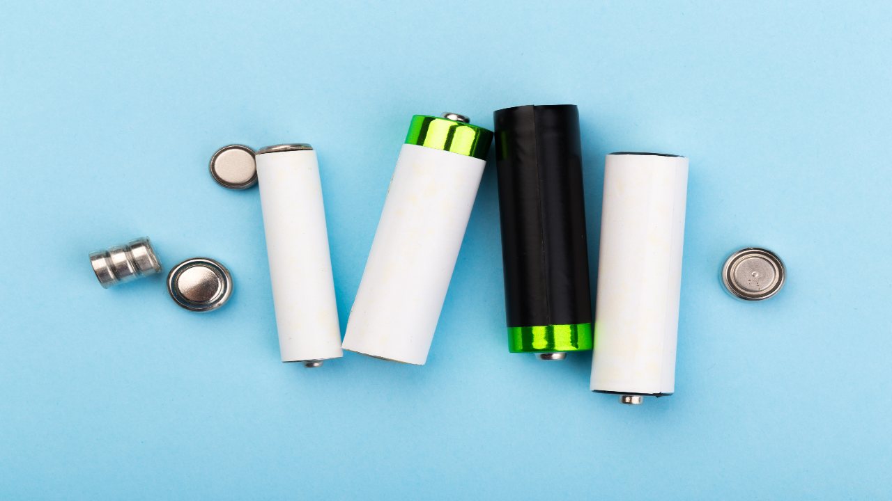 Il grave errore che commettiamo con pile e batterie
