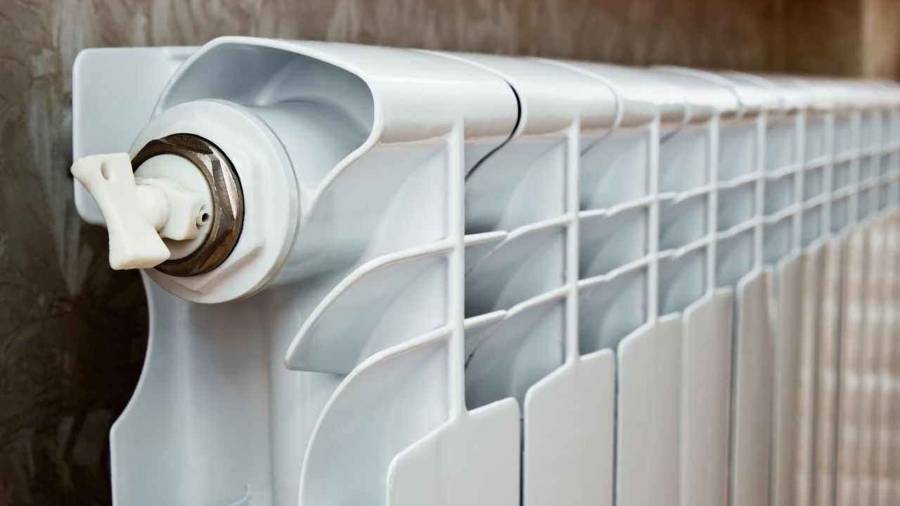 Pulire i termosifoni ti farà risparmiare soldi in bolletta