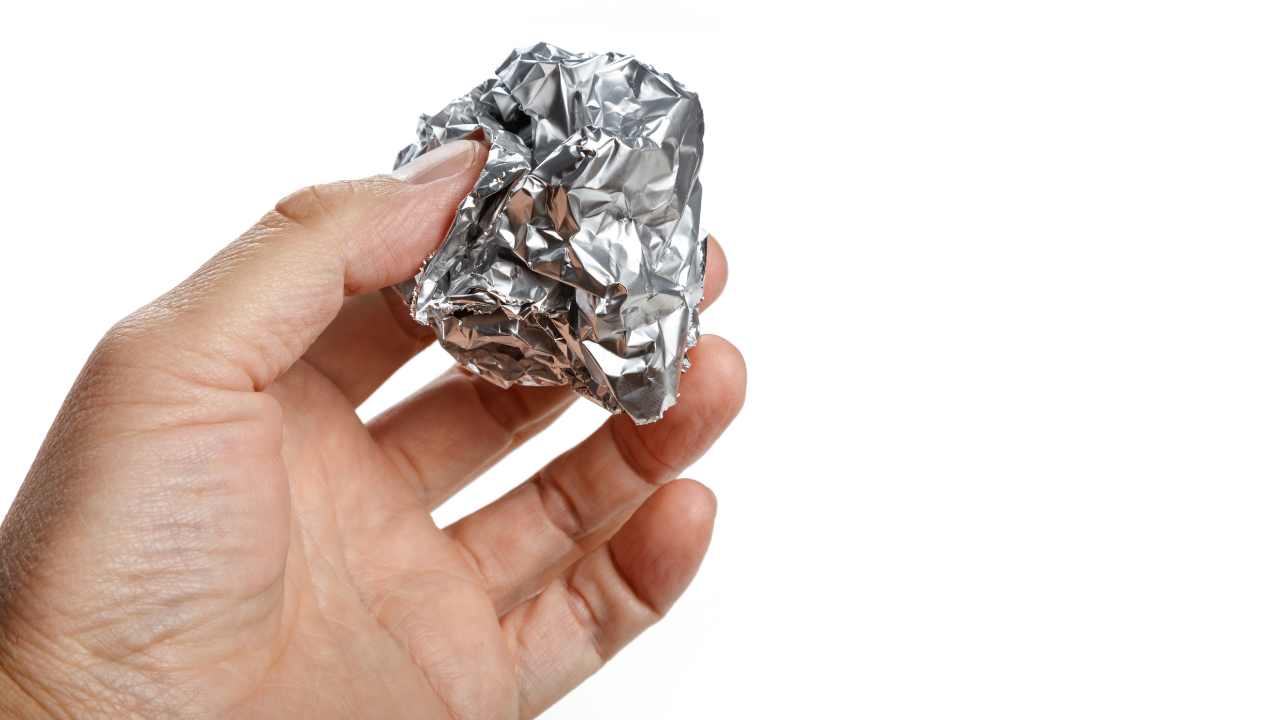 Bolletta salata? Tagliala con 2 palline d’alluminio: scopri come