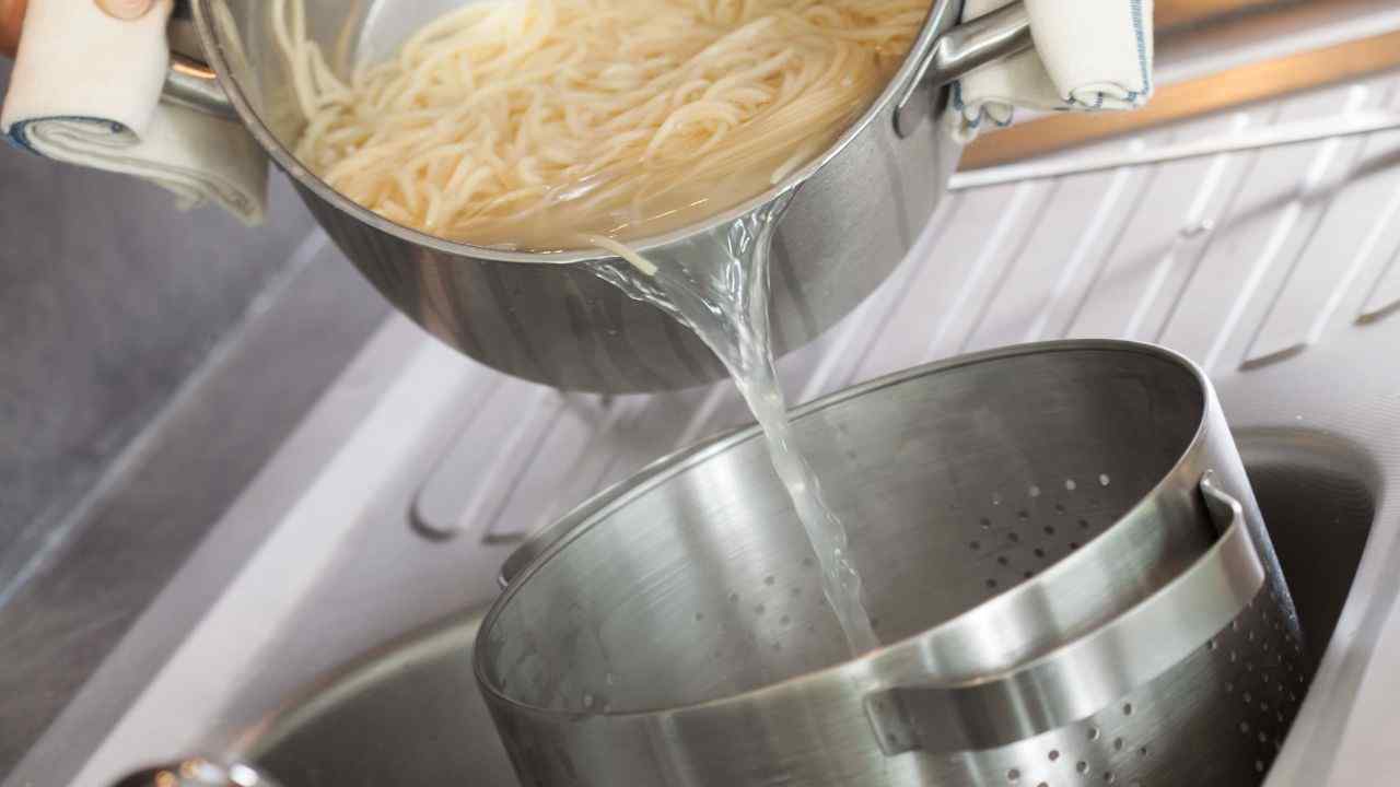 Acqua di cottura: non la devi scolare nel lavandino, le motivazioni