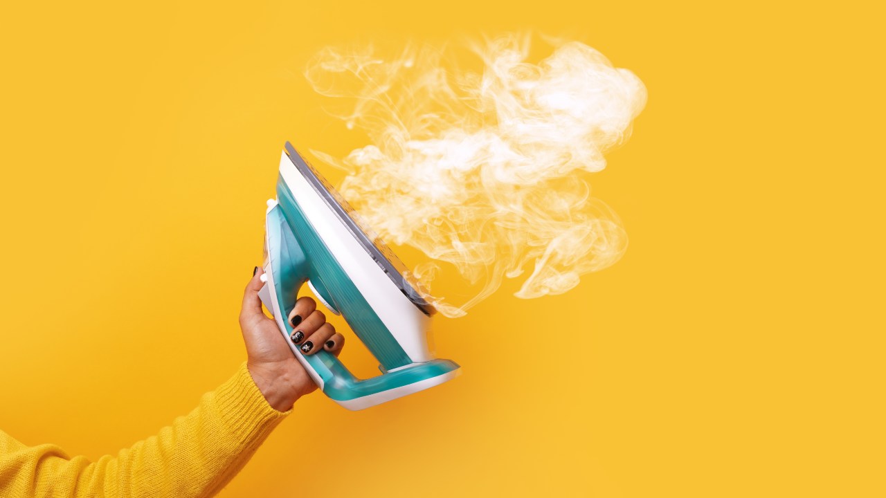 Come stirare fuori casa se non hai l'asse a disposizione