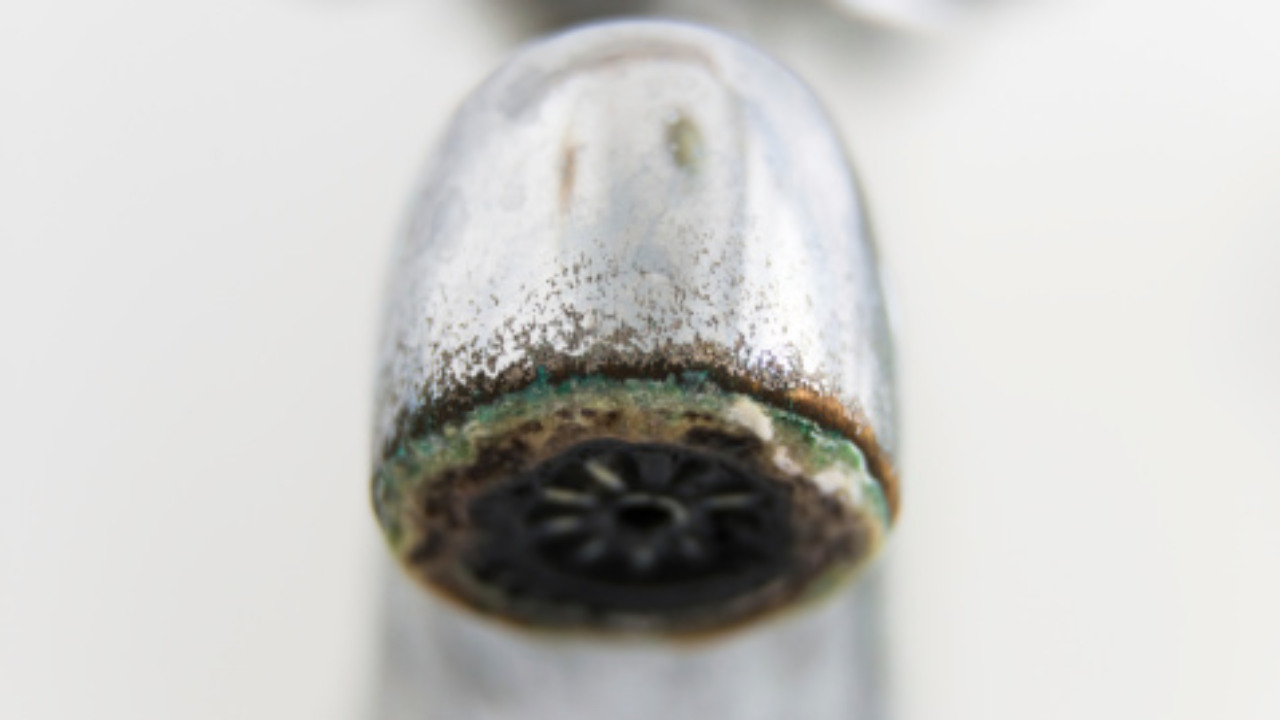 Il calcare nel rubinetto accumula batteri, come eliminarli