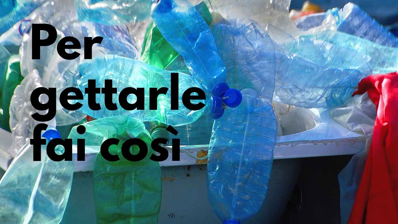 Bottiglie plastica, mai schiacciarle così per gettarle: come non fare