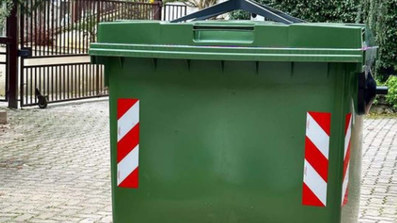 Roma, rivoluzione nei rifiuti: presentato il cassonetto "bello e ...