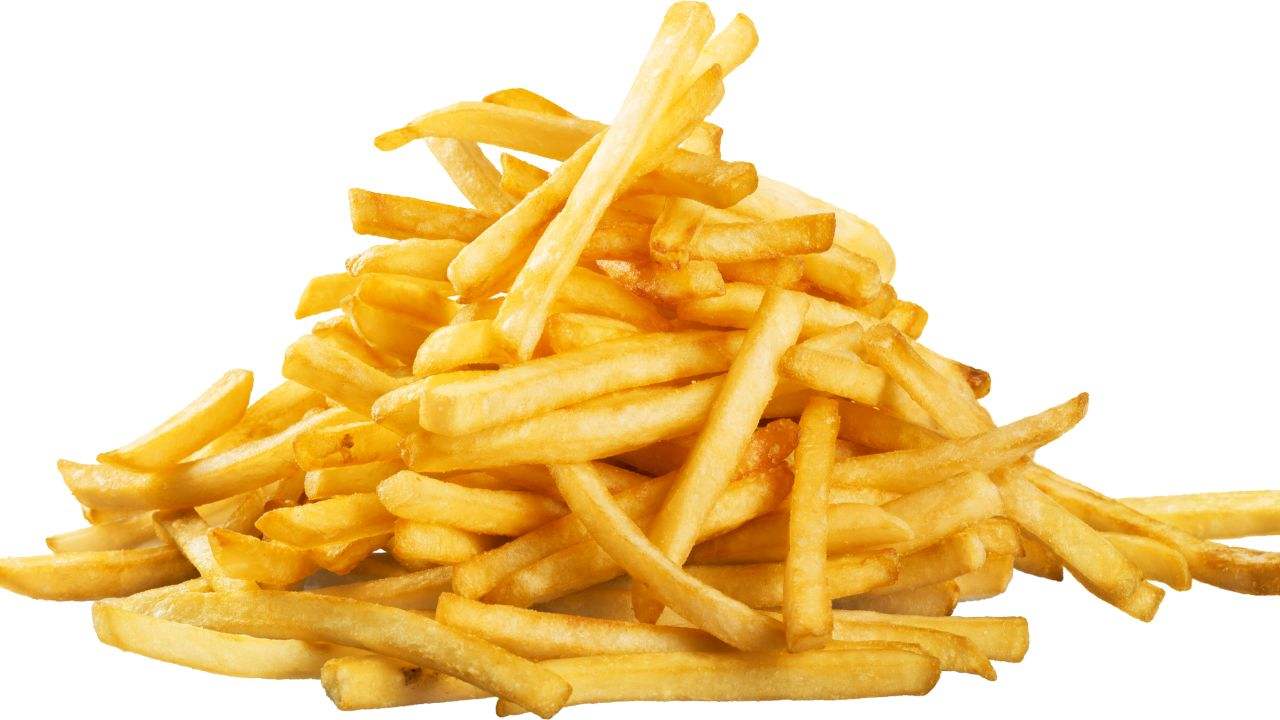 Patatine fritte salate al punto giusto: per farlo basterà un bicchiere