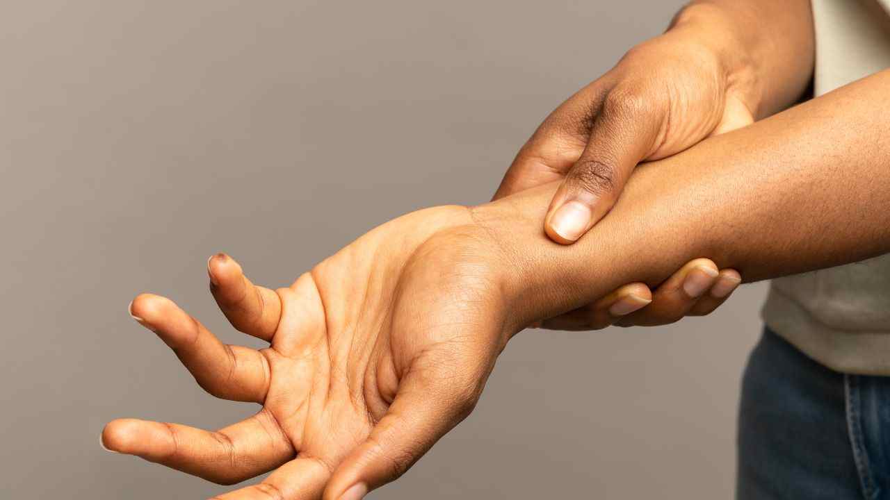 Formicolio gambe o mani: da cosa dipende, quando chiamare il medico