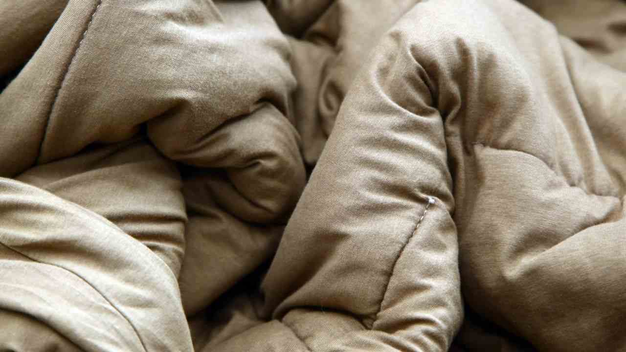 È tempo di mettere via il piumone: lavalo e piegalo in questo modo