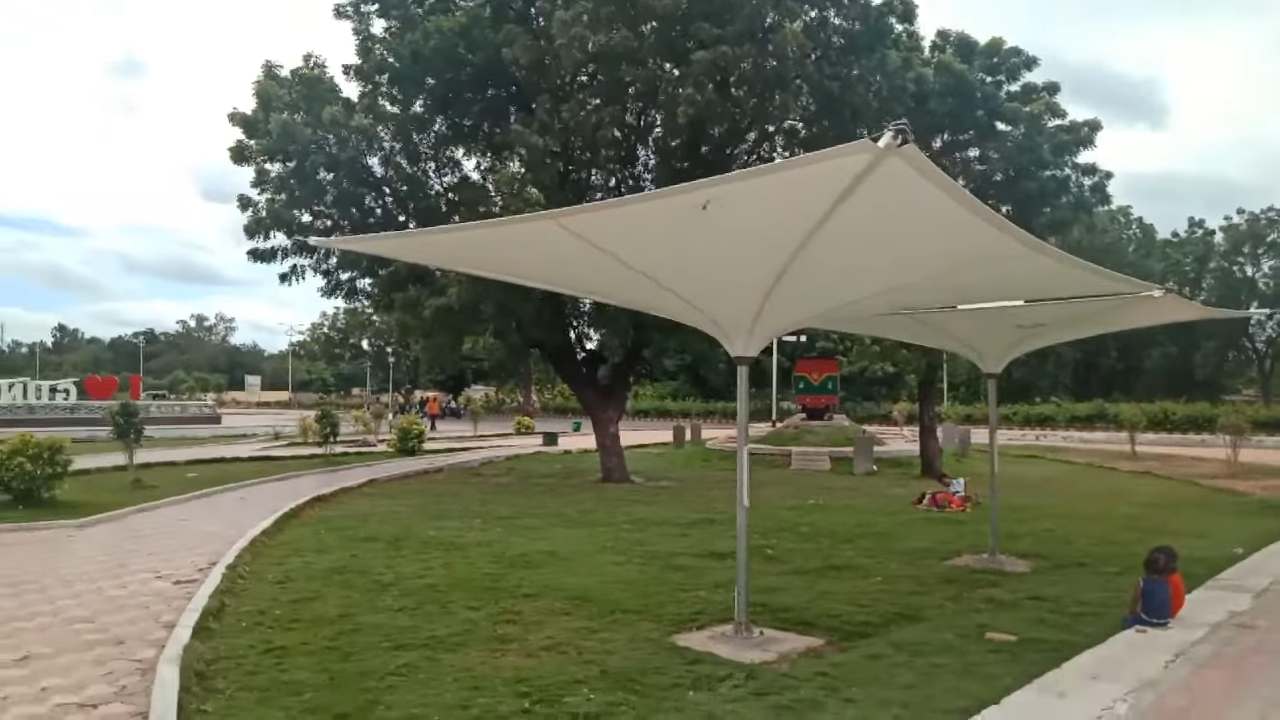 Un ombrello che raccoglie l'acqua: l'idea della coppia indiana