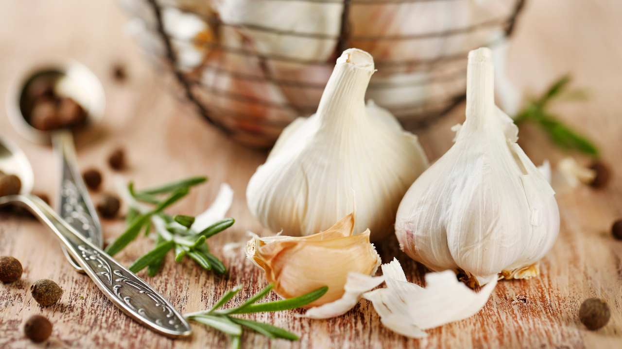 Bucce d'aglio: tutti i buoni motivi per non gettarle via