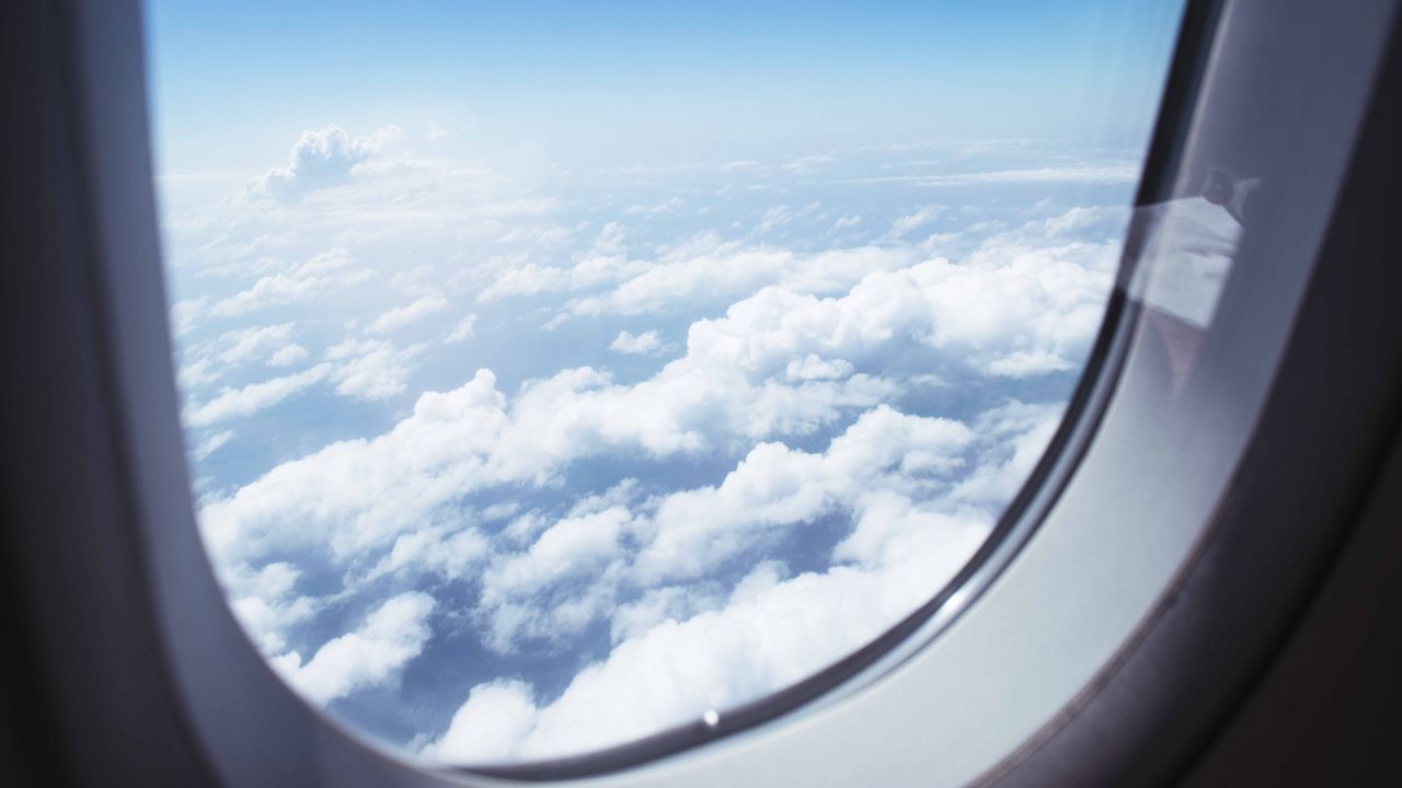 Foro sul finestrino dell'aereo: perché è presente