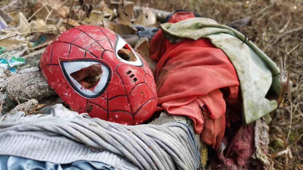 Supereroe per l'ambiente: si traveste da Spiderman e aiuta la città