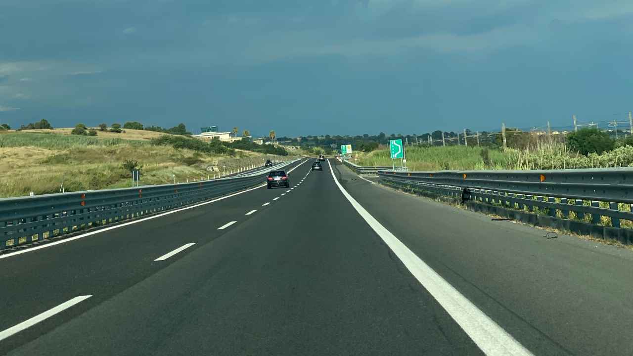Limiti di velocità in autostrada, il ministro Salvini: "Valutiamo di ...