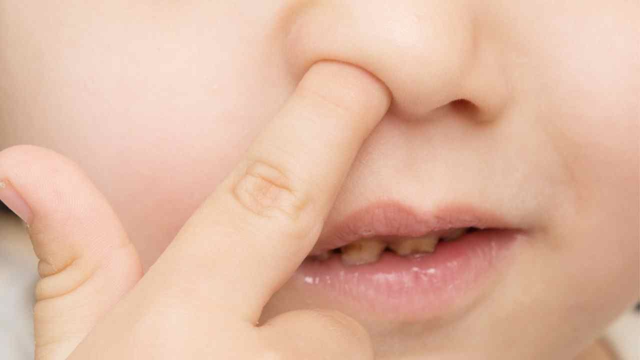 Dita nel naso, gesto poco carino che può anche far male