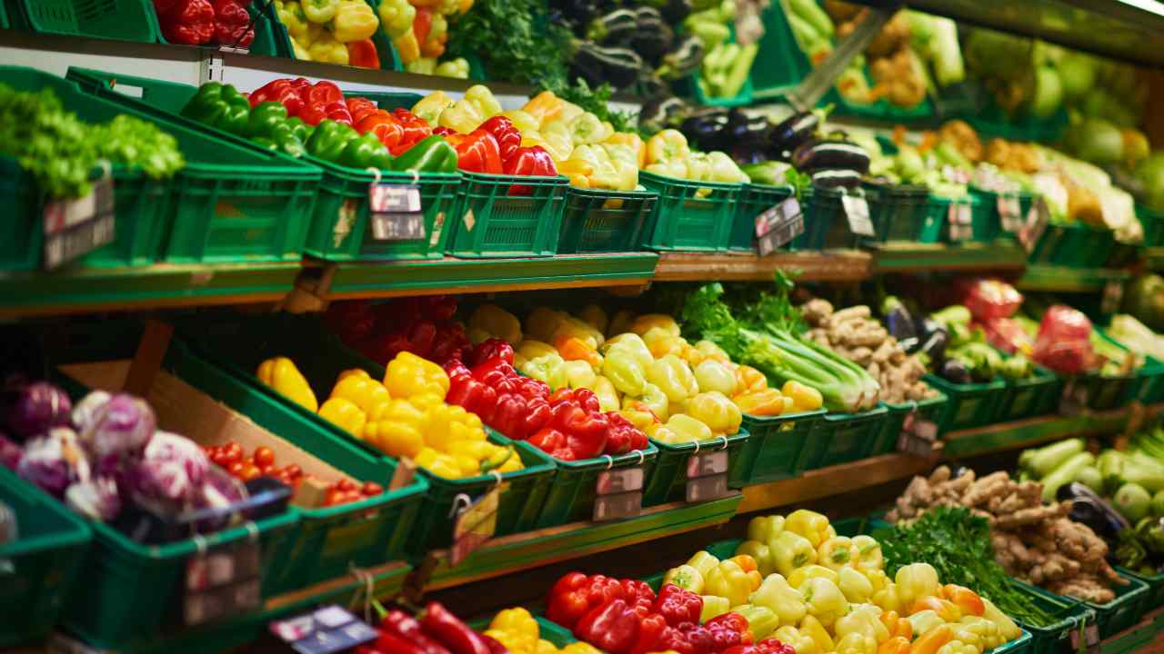 Se al supermercato vedi frutta e verdura bagnata, faresti meglio a non ...