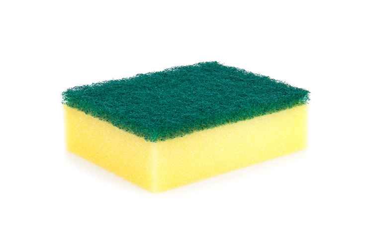 Spugna da cucina e limone: due alleati per un pulito splendente