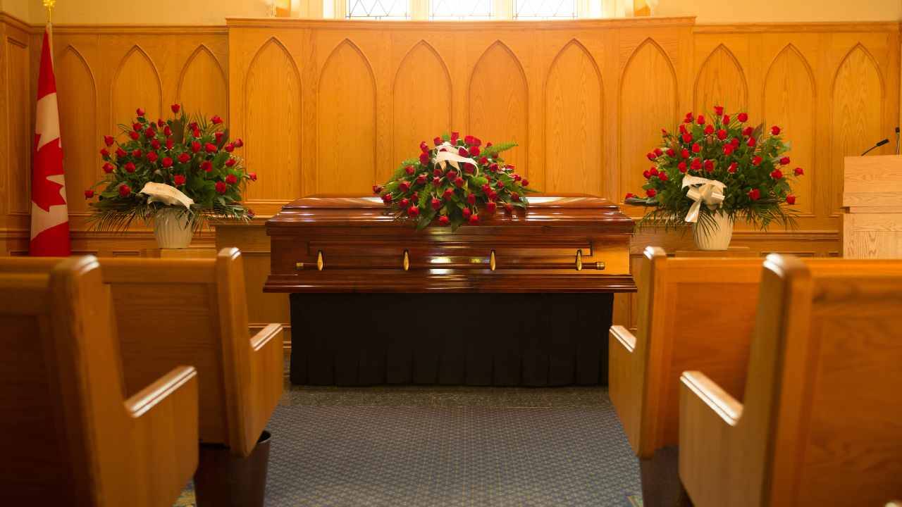 Morta, viene consegnata la bara ai parenti: durante il funerale lo sgomento