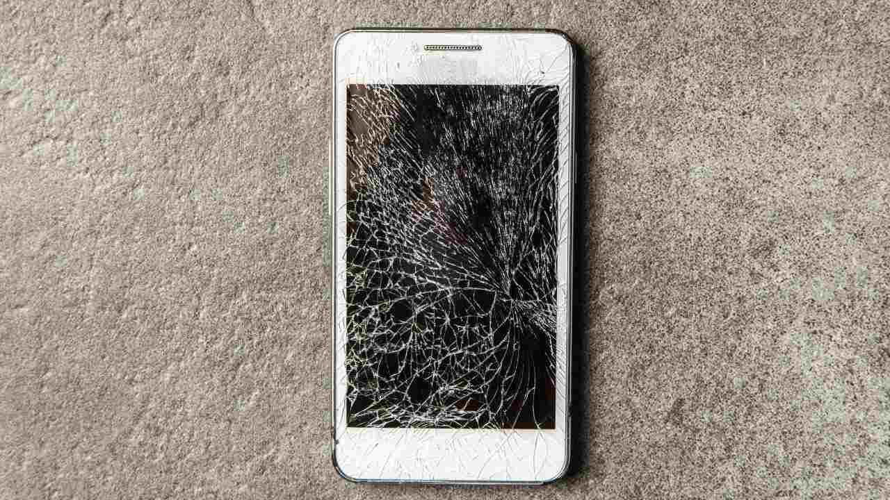 Smartphone rotto, puoi riciclarlo: ti spieghiamo come