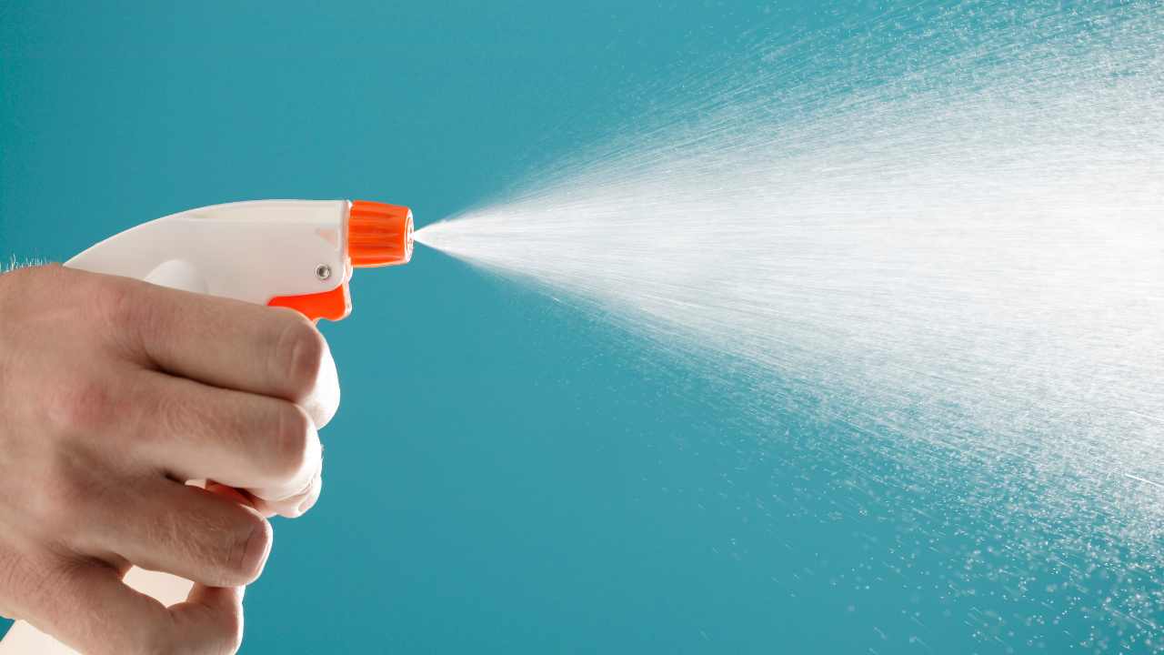 Lo spray che fa impazzire le casalinghe: mischia questi due ingredienti ...