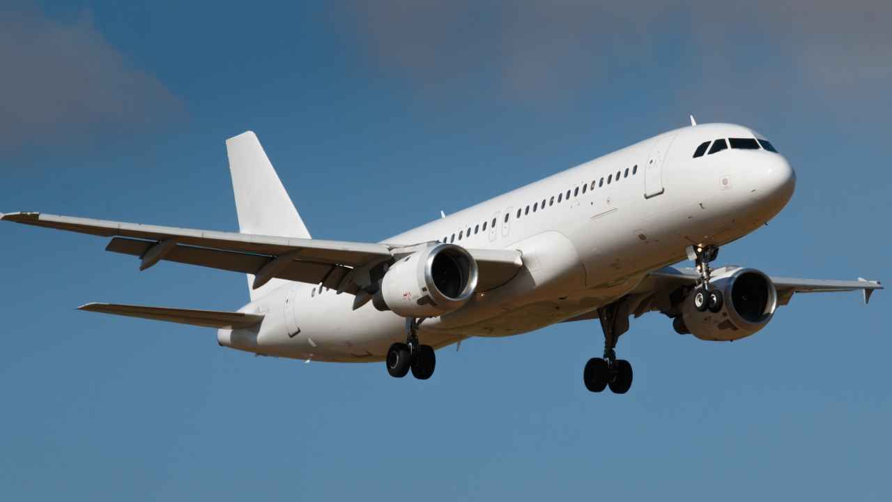 Tariffe aeree, i prezzi salgono alle stelle: compagnie convocate dal ...