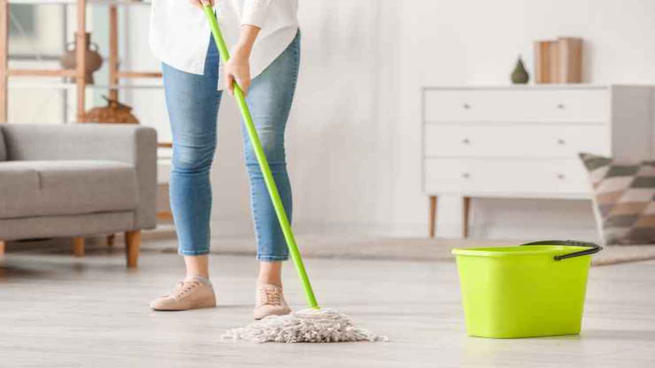 Usi il mocio o lo straccio? Ti spieghiamo quale è il migliore