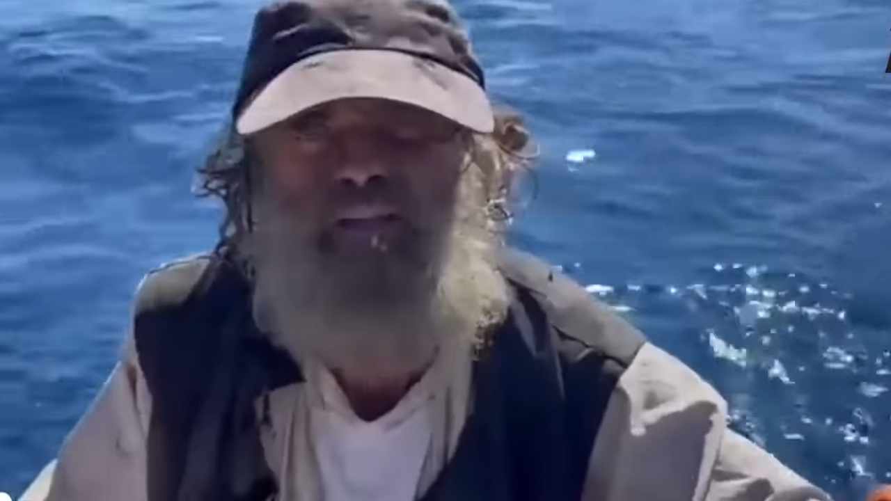 Per due mesi alla deriva nell'oceano: tratto in salvo il naufrago e il ...
