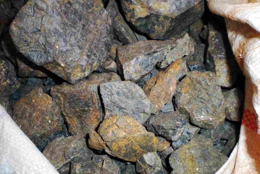 Coltan, cos’è e per cosa viene utilizzato: può costare la vita di un ...