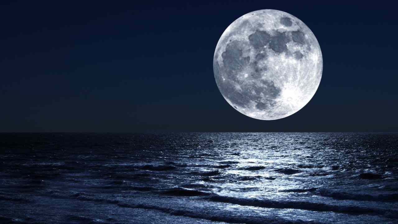 Sapevi che la Luna mostra sempre la stessa faccia: perché