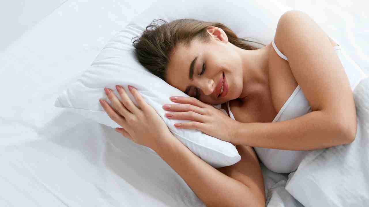 Dormi in questa posizione? E' quella sbagliata e ti spieghiamo il perché