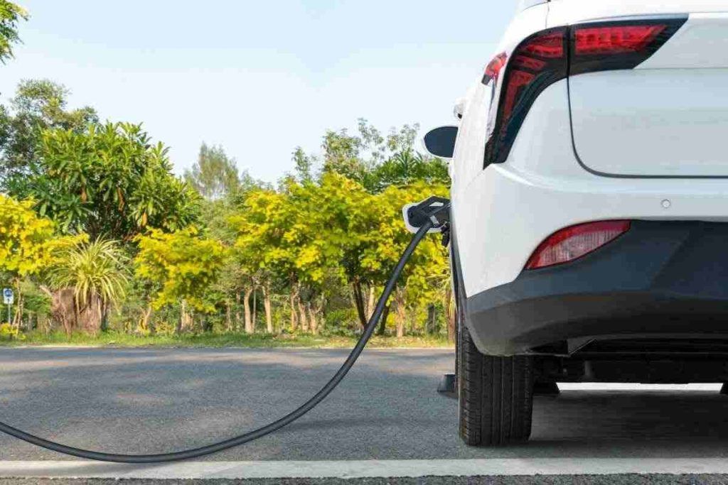 Auto elettriche, vantaggi e svantaggi: tutto quello che c'è da sapere